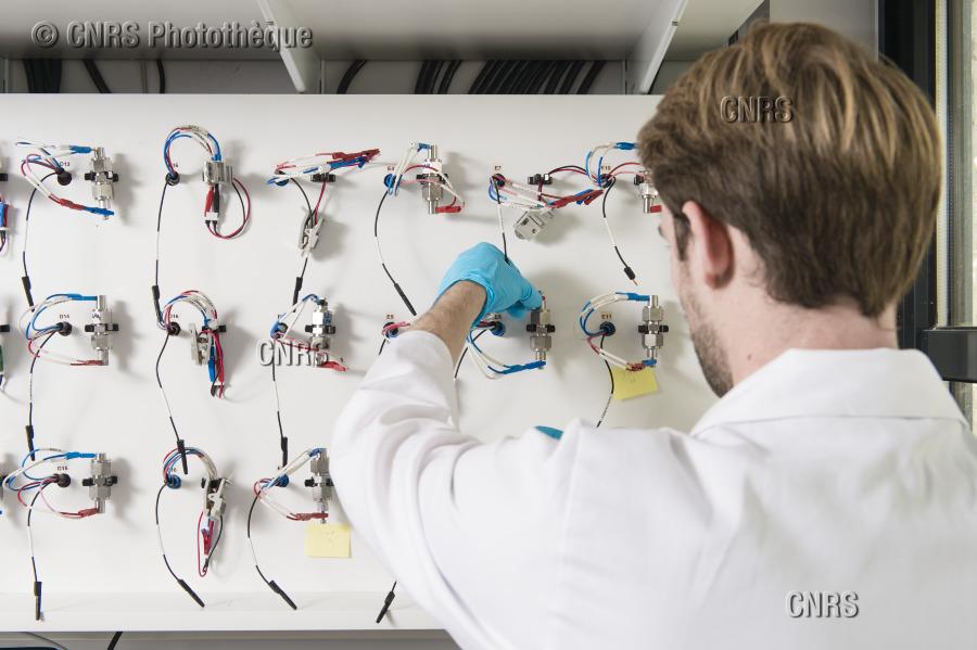 cnrs_20150017_0014 – Solid-State Chemistry and Energy Lab